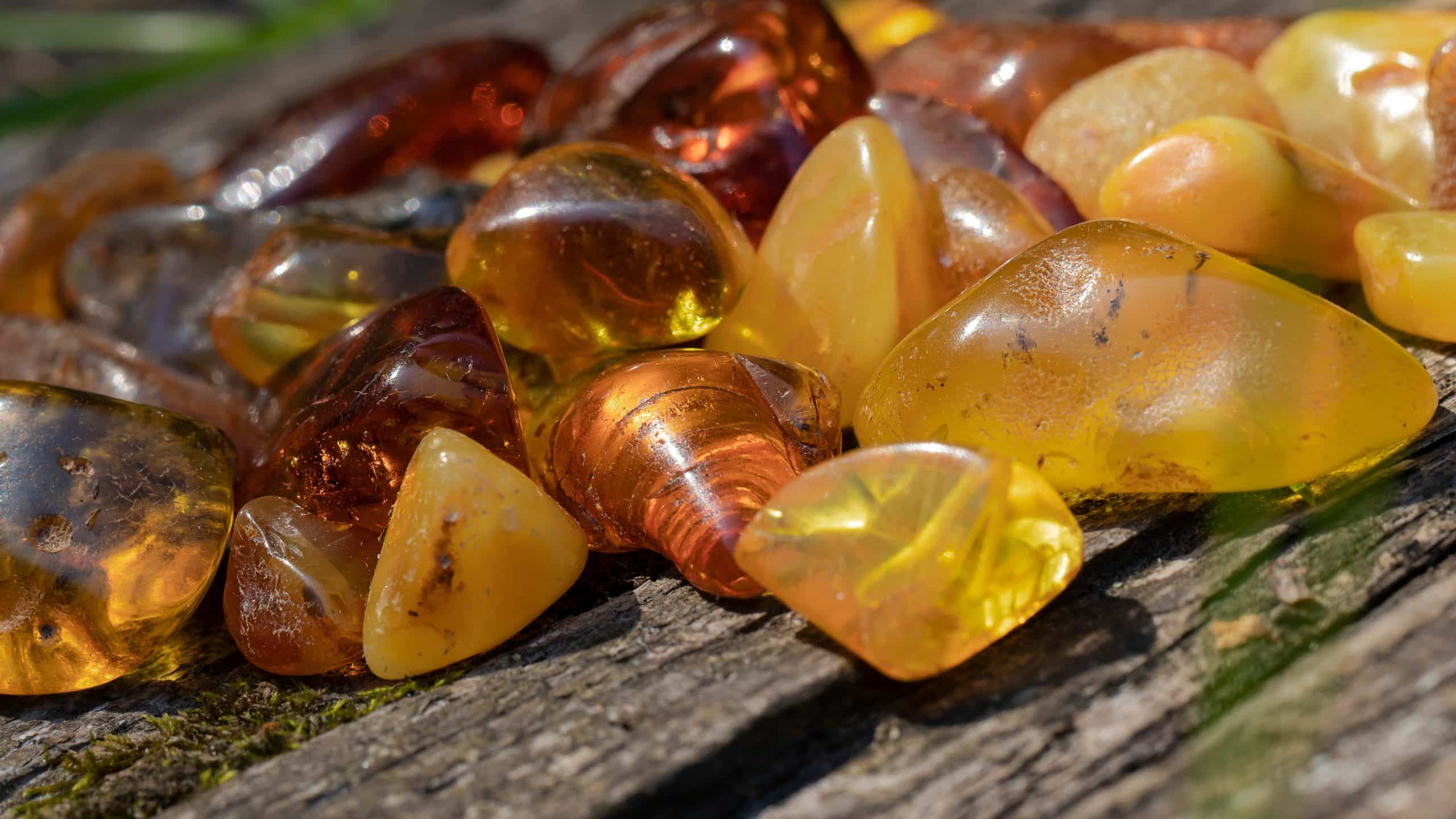 Chihlimbarul – piatră semiprețioasă cu proprietăți miraculoase